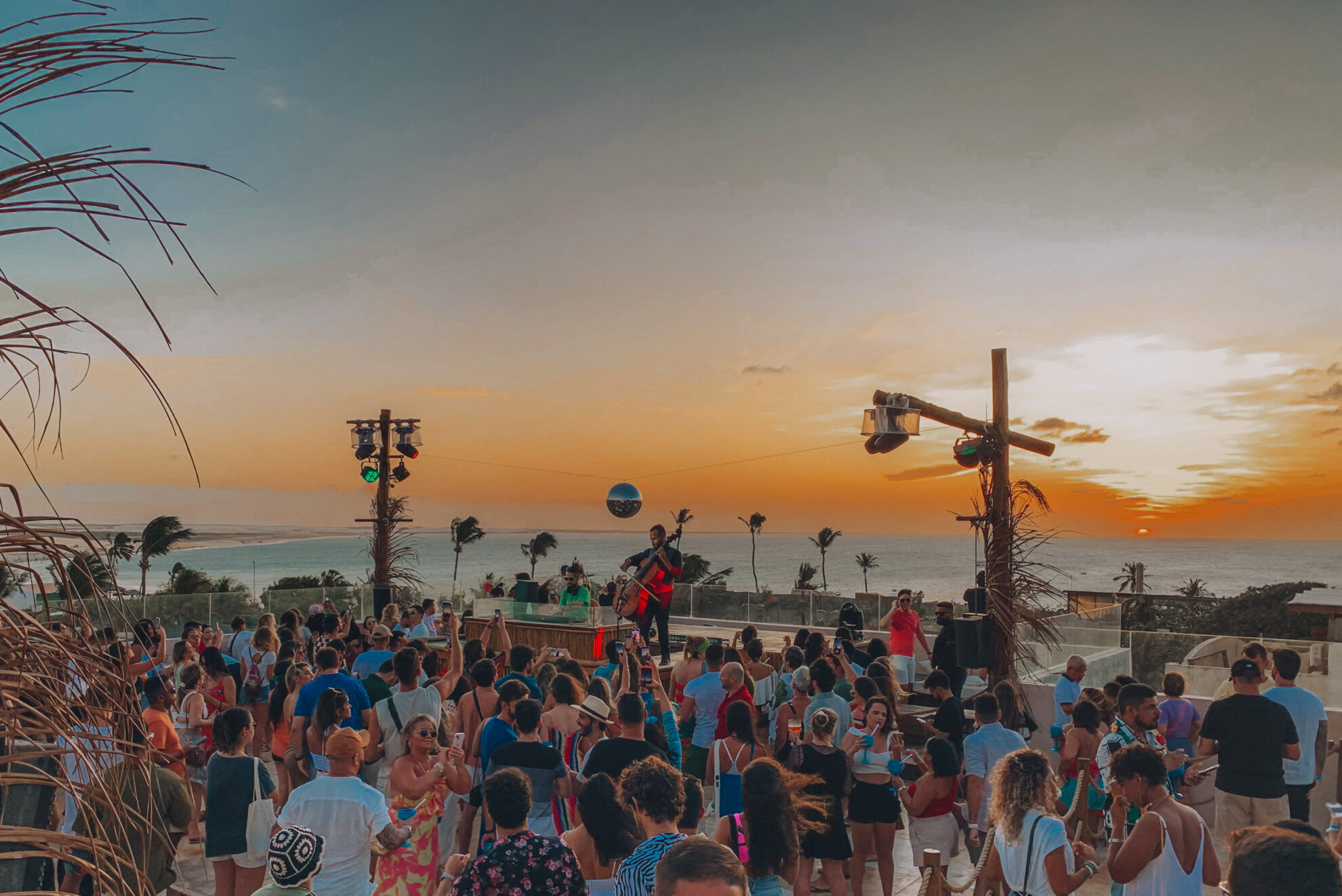 CAFÉ JERI BALADA PÔR DO SOL E MÚSICA ELETRÔNICA
